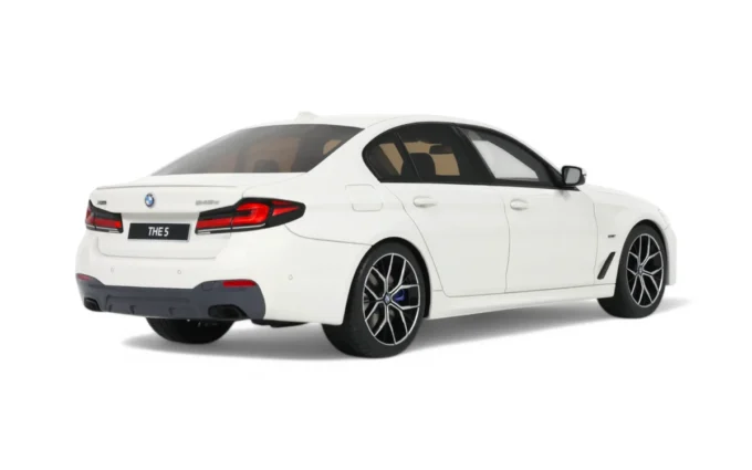 BMW 545e xDrive M Sport 1:18 model car GT Spirit GT496 - Modelkars